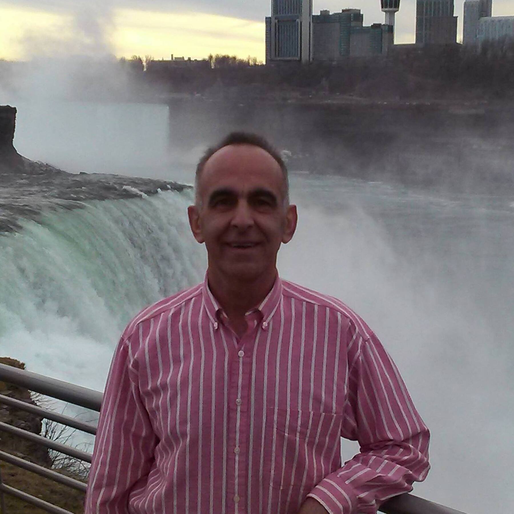 O Nick Webb, ο οποίος ψάχνει στην Ελλάδα την βιολογική του οικογένεια ...